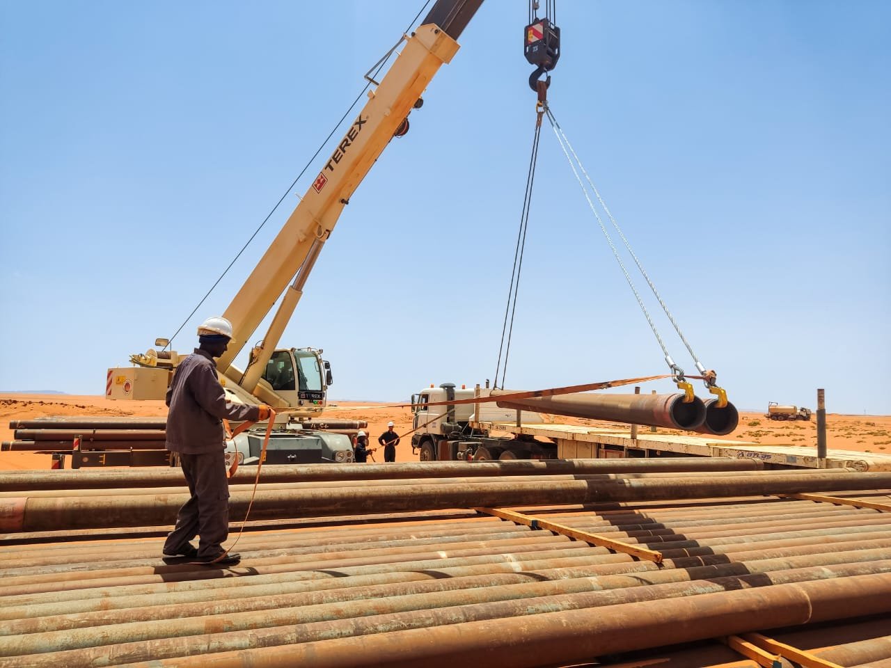 Transportation of casing pipeline and drilling materials to the ...