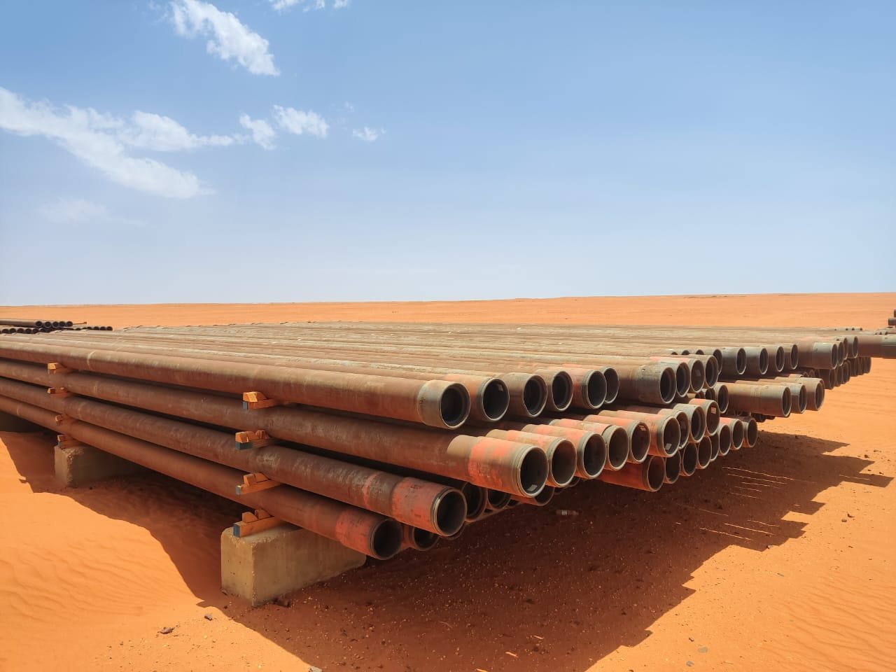 Transportation of casing pipeline and drilling materials to the ...